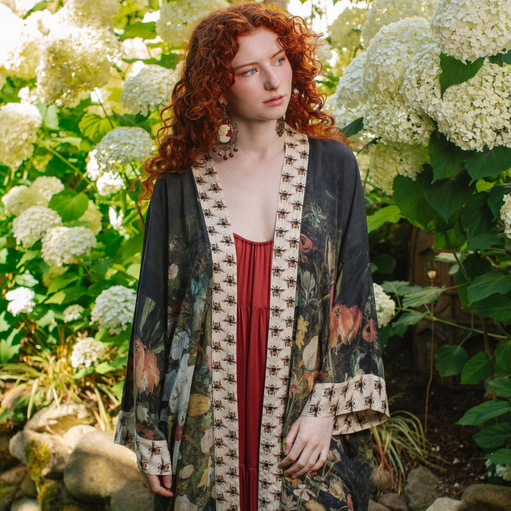 Market of Stars I Dream In Flowers Long Opera Kimono – Manteau Noir